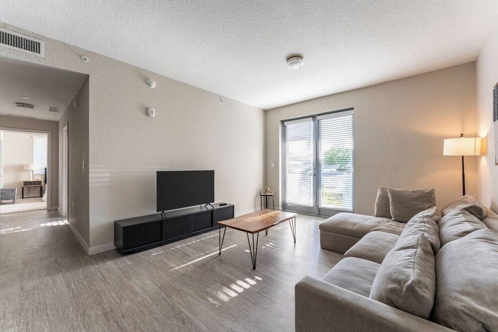 Daytona 2br | Pool + Free Parking, Pets - Daytona Beach, FL