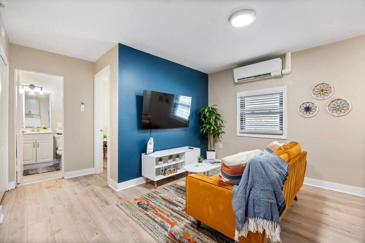 Stylish 1br - A+ Location, Parking, Laundry - Wheaton, IL