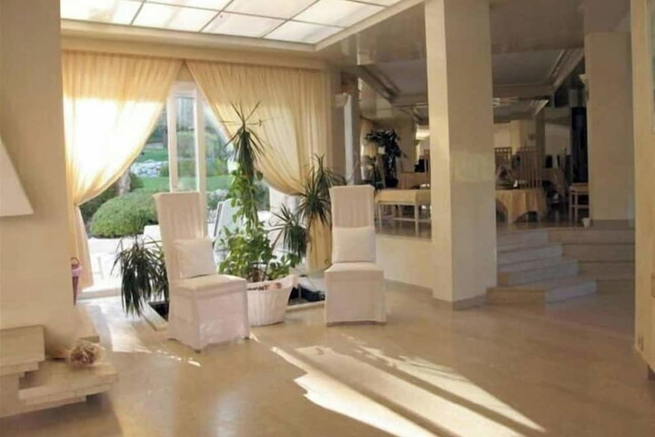 Large 600m2 Property, Tennis And 60sqm Pool House With Bar-kitchen On 10000 Sqm - Antibes