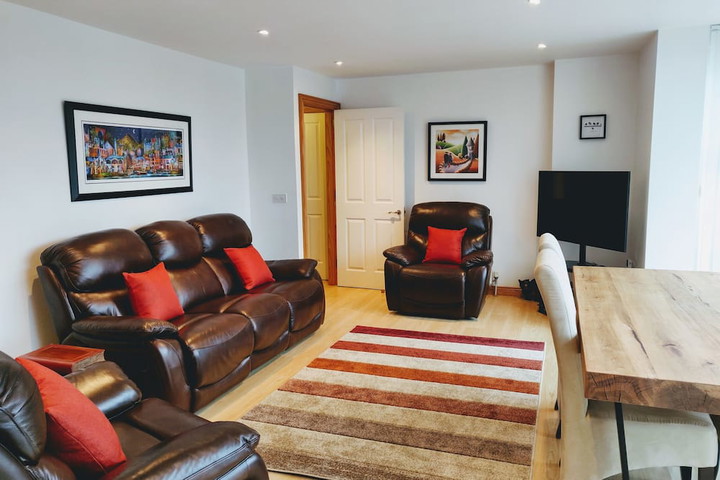 Apiary Apartment (Private Balcony & 2mins To Sea) - County Down