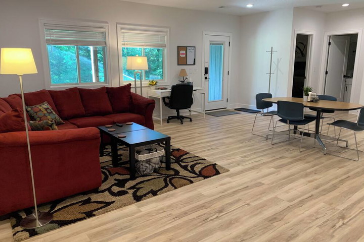 Two Bedroom Relaxing Woodland Getaway With Putting Green And Walking Trails - Shawnee, KS