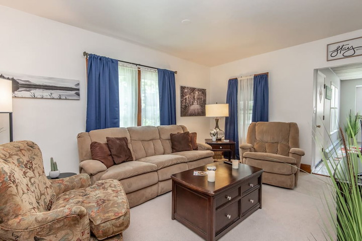 4bd House, Your Central Suburban Oasis, City Lights, Quiet Nights - Brookfield, WI