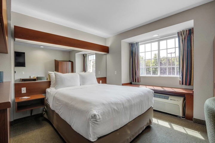 Independent Boutique Hotel Suite Near Bentonville's Top Sights - Bentonville, AR