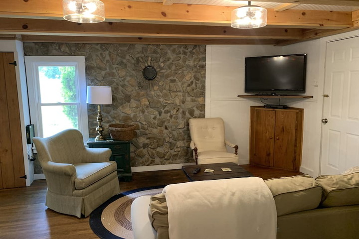 Remodeled French Country Style Cottage Close To Hiking Trails And Hot Springs - Hot Springs, NC