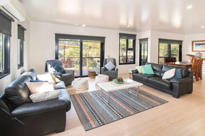 Wirraway Luxury Chalet | Lake Views | Private Gardens - Yallingup