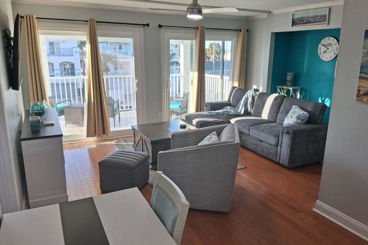 Top Floor Jacksonville Beach Condo,walk To Beach,2 King Suites,near Tpc Sawgrass - Jacksonville Beach, FL