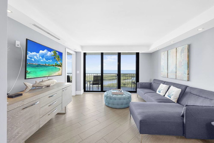 Elegant Beachfront Condo | In Private Community - マルコ・アイランド, FL