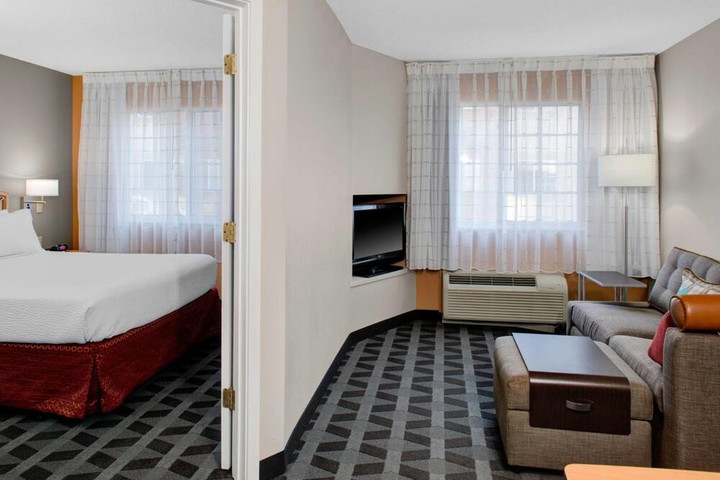 Wichita Studio W/ Kitchen, Free Parking & Breakfast  Ideal For Longer Stays - Wichita, KS
