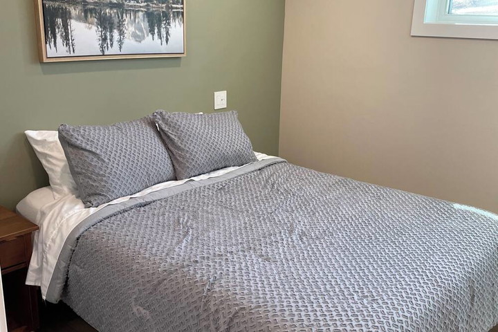 The Suite On Paradise Hill, Fully Furnished Basement Suite - 喬治王子城