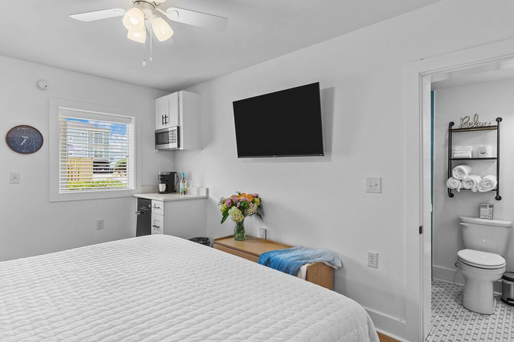 Beach House Oki - Standard King Room - In Hotel On Oak Island, North Carolina - Oak Island, NC