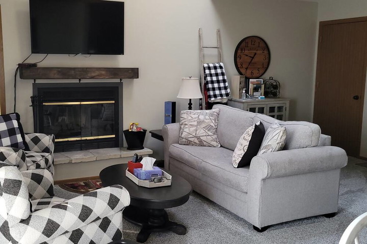 Nicely Updated 1 Bed-2 Bath Townhouse In A Great Location And A Beautiful View! - Galena, IL