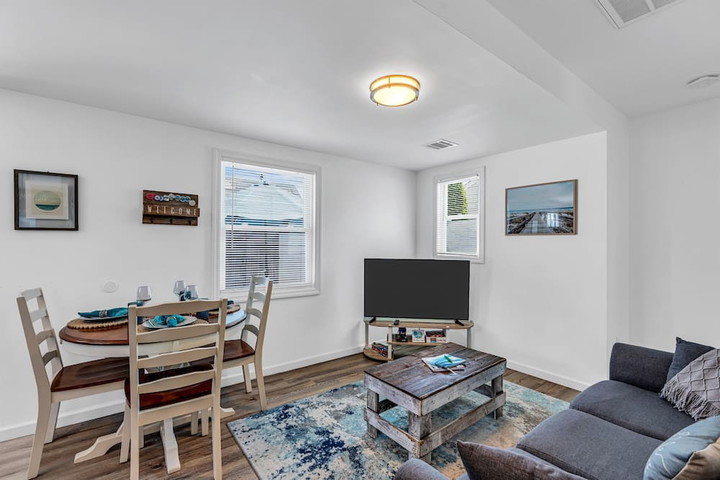 Belmar Beach Bungalow · 3.5 Blocks To Sand · Fire Pit, Grill, 3 Beach Badges - Belmar, NJ