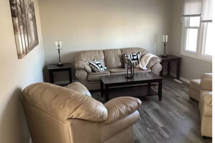 Enjoy Golf Course Views With Hot Tub And Fire Pit. Three Bedrooms, Sleeps Seven. - Altoona, IA