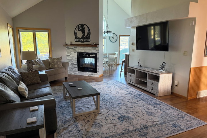 The Fairway Escape Spacious 5br Golf Course Retreat, Walk To Downtown Hayward! - Hayward, WI