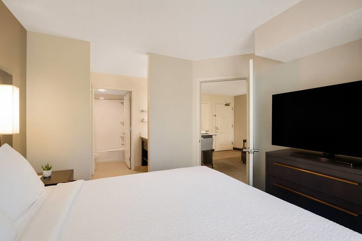 Modern Suite Close To Stickley Museum! Free Breakfast, Pet-friendly, Indoor Pool - Morristown, NJ
