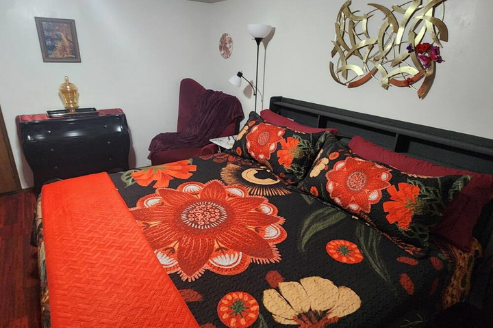 King Size Majestic Master Suite 400sq.ft. "Private Connected Bathroom" - Des Moines, WA