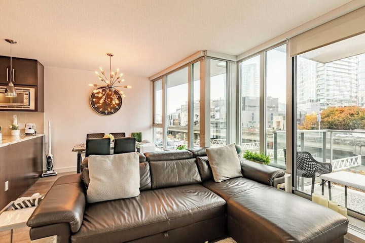 5-min Walk To Bc Place, King Bed + Pool & Gym - Vancouver