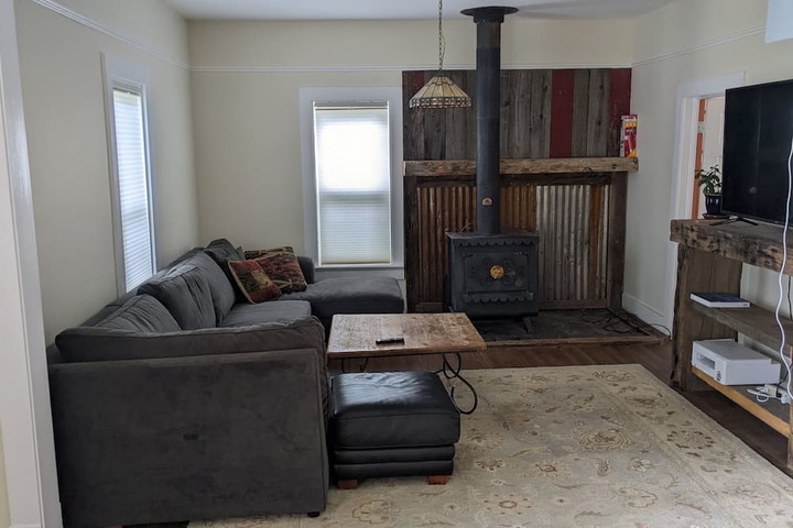Cheerful 3 Bedroom In Convenient Location With A Hot Tub, Sunroom And Big Yard. - Gunnison, CO