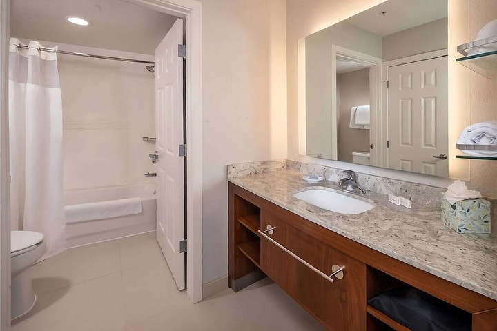 Spacious Good-value Accommodation! 2 Relaxing Units, W/ Pool, Free Breakfast! - Glen Burnie, MD