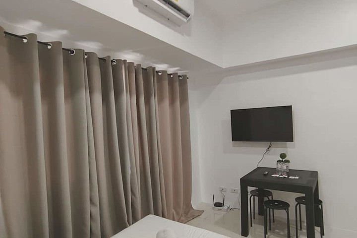 Cozy Room With Balcony In Iloilo City Condo - Iloilo City