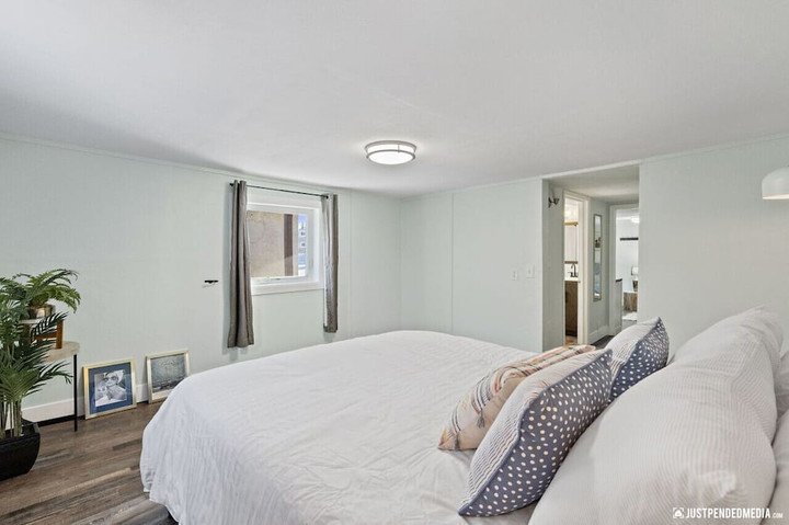 Walking Distance To Restaurants, Trails, And Cafes. 10 Min. Uber From Airport. - Alaska