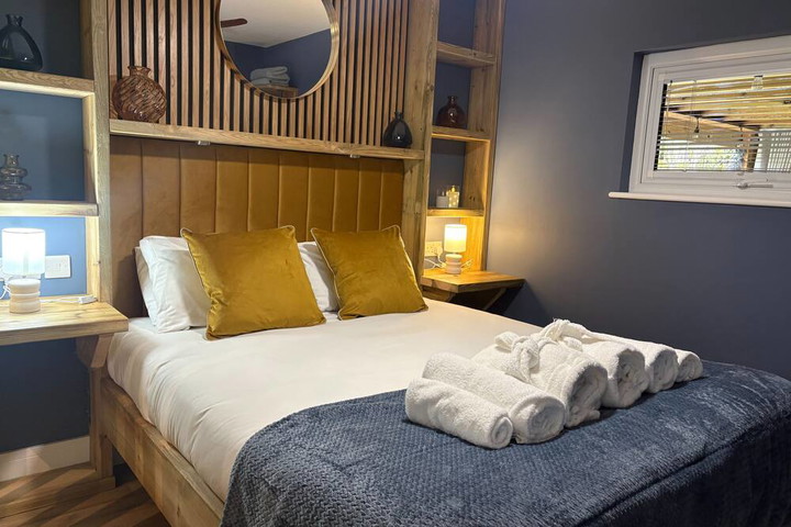 Woodland Lodge With Hot Tub, Cinema Area, Sauna Access & Enclosed Garden Ideal For Couples - Suffolk