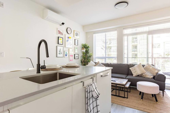 Condo With Ac/parking And Elevator In Port Coquitlam - Coquitlam