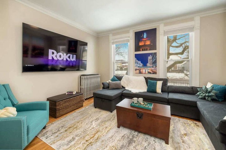 Downtown Retreat, 2 King Beds, Hot Tub, Dual Shower, Private Parking - Milwaukee, WI