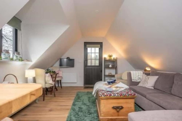 Peaceful Stylish Entire Apartment - Views, Gardens, Firepit, Balcony - Holt