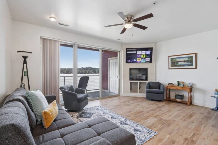 Jane`s View Of The Beach, A Waterfront Condo - Wisconsin Dells, WI