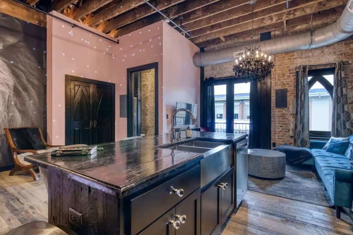 Welcome To Black Palace-a! A Beautiful Downtown Loft With Easy Access To Everyth - Springfield, MO