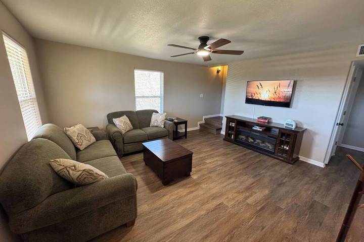 Magnolia Overlook -3br/2ba Downtown Mena - 1/2 Acre, Wraparound Porch With Views - Mena, AR