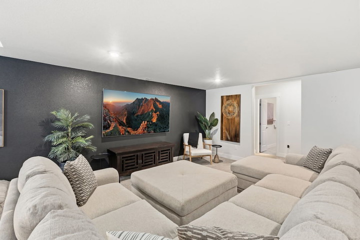 The Wandering Key | Gather & Unwind, Sleeps 14 - Greeley, CO