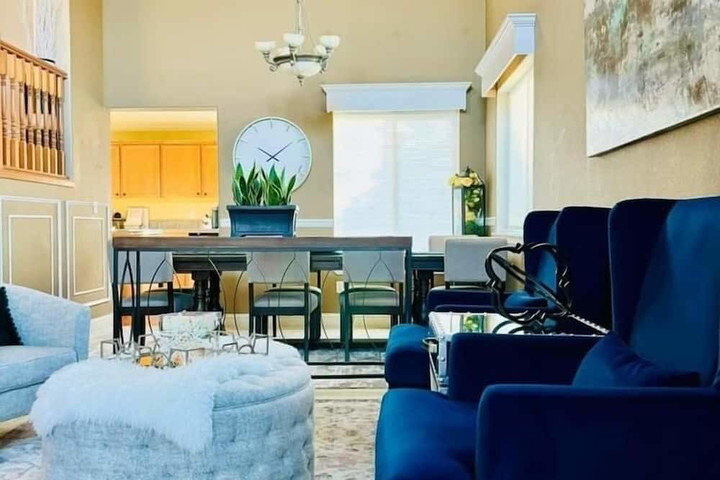 Grand Entryway Vaulted Ceiling Near Nike Intel 7 Beds W/ 10% Discount For 7 Days - Sherwood, OR