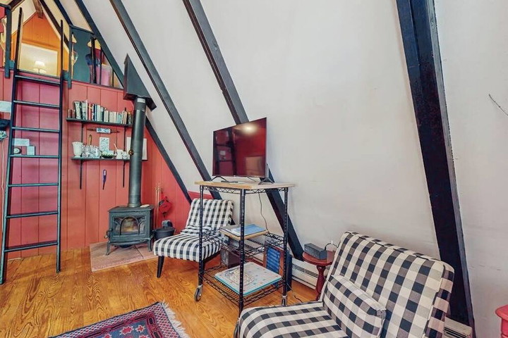 Charming Gingerbread A-frame Situated On 3 Acres, Woodstove, A/c, Deck - Jamaica, VT