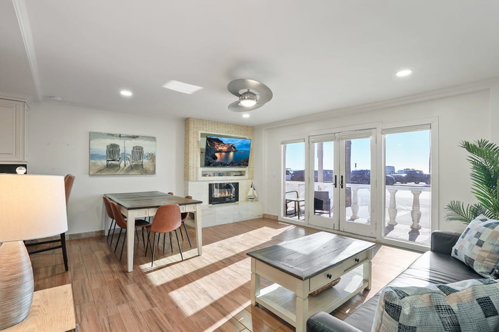 Boardwalk Dream | Steps From Beach | Patio | Pier Area | Pet Friendly - Huntington Beach, CA