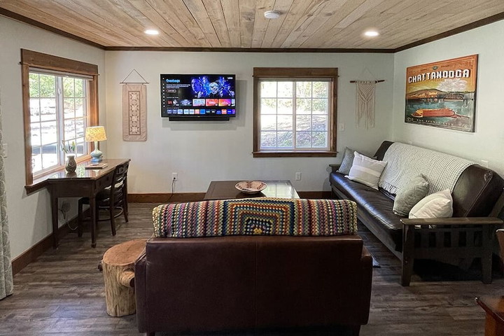 Hidden Cove Cabin At The Pines: Hand Crafted Charm In Peaceful Wooded Cove - Chattanooga, TN