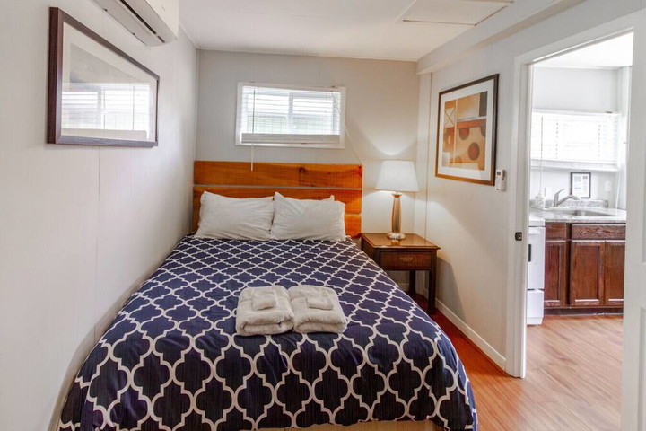 Couple`s Romantic Pec Getaway - Prince Edward County