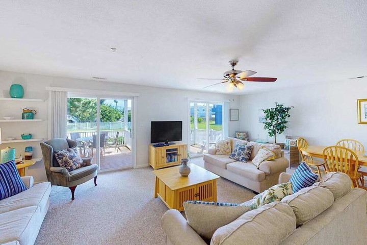 1st-floor Seaside Condo 1 Block From Beach With Pool & Private Deck - Virginia