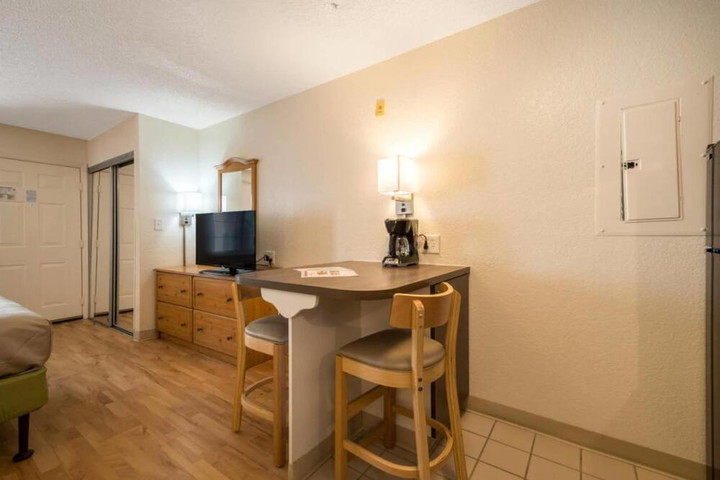 1 Queen Bed|micfridge|smoking - Duluth, GA