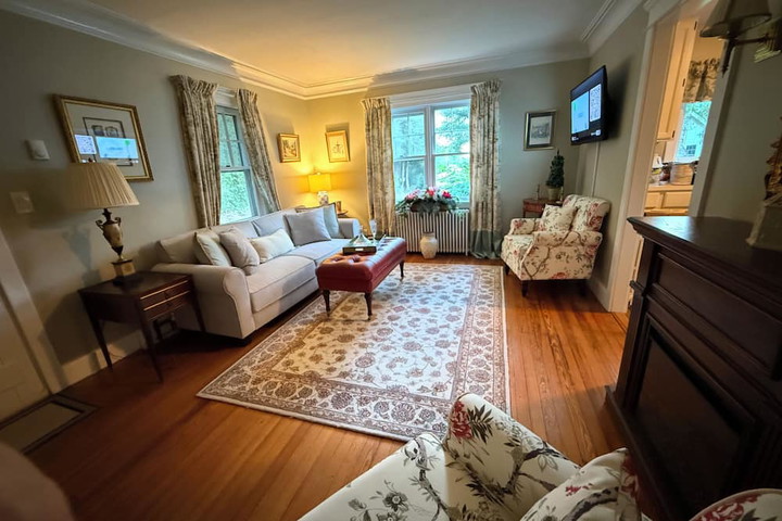 Cottage Nestled In Wooded Greenwich Setting With New England Charm - White Plains, NY
