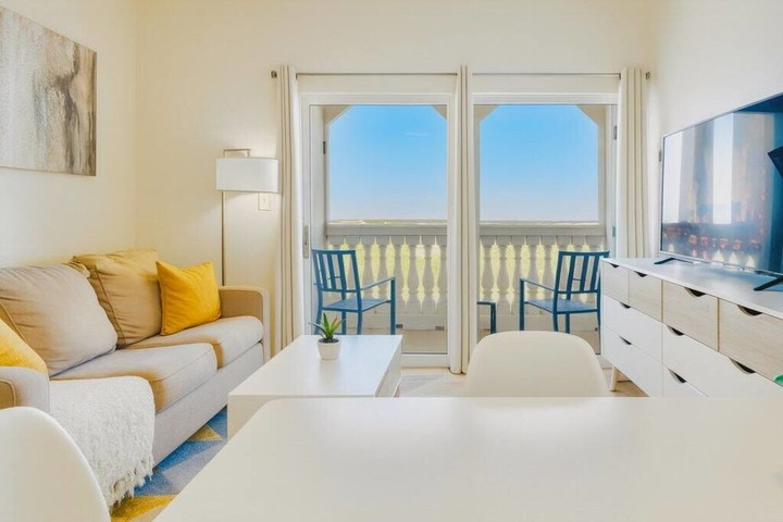 Modern 1br Suite W/ Full Kitchen & Balcony Near Epic Universe & Icon Park - Orlando, FL