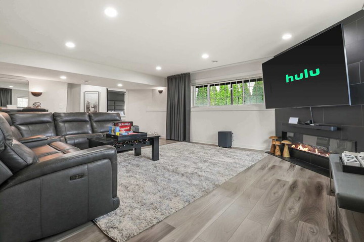 Game Room - King Suite - Theatre Room - Fireplace - Madison, WI