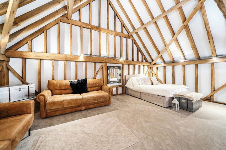 Barn - Sleeps 10 - Hot Tub - Parking - Crawley