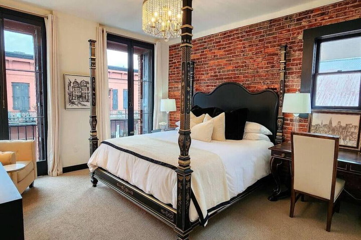 Speakeasy King Room (Rm1) - Nevada City, CA