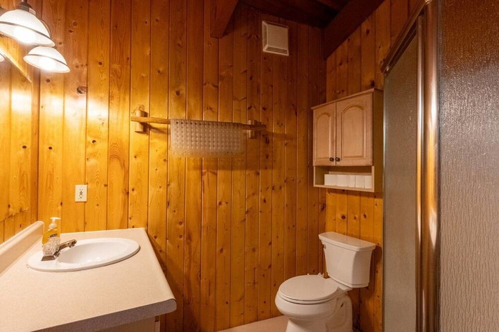 Spacious Lakefront Cabin For Groups-sleeps 6, Kitchen, Stained Glass Charm - Alaska