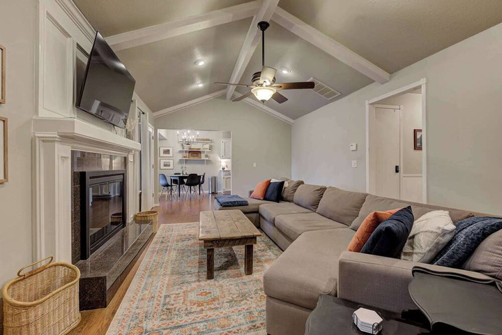 Hot Tub Retreat By Oc  4 Br (2 Kings) - Edmond, OK