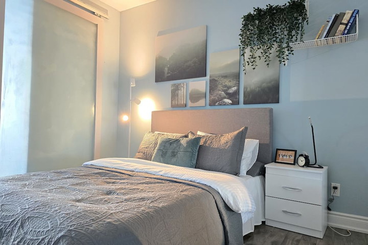 Watch Planes Takeoff From Your Balcony! 2+1 Bd 2 Ba W/ Pool, Hot Tub & Parking - Toronto