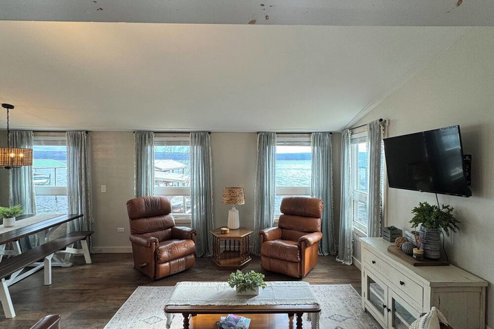 Charming 2 Bedroom Lakeside Cottage With Loft - Finger Lakes, NY