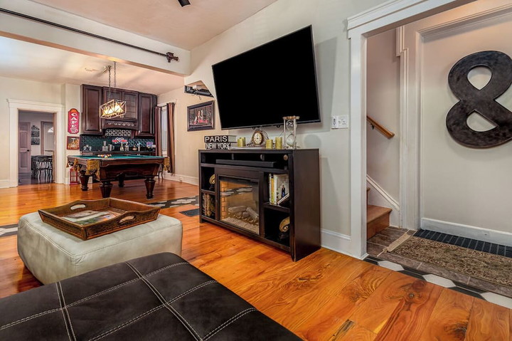 Majestic & Relaxing Home W/ 3 Beds Pool Table Bar! Sleeps 8 - Dubuque, IA